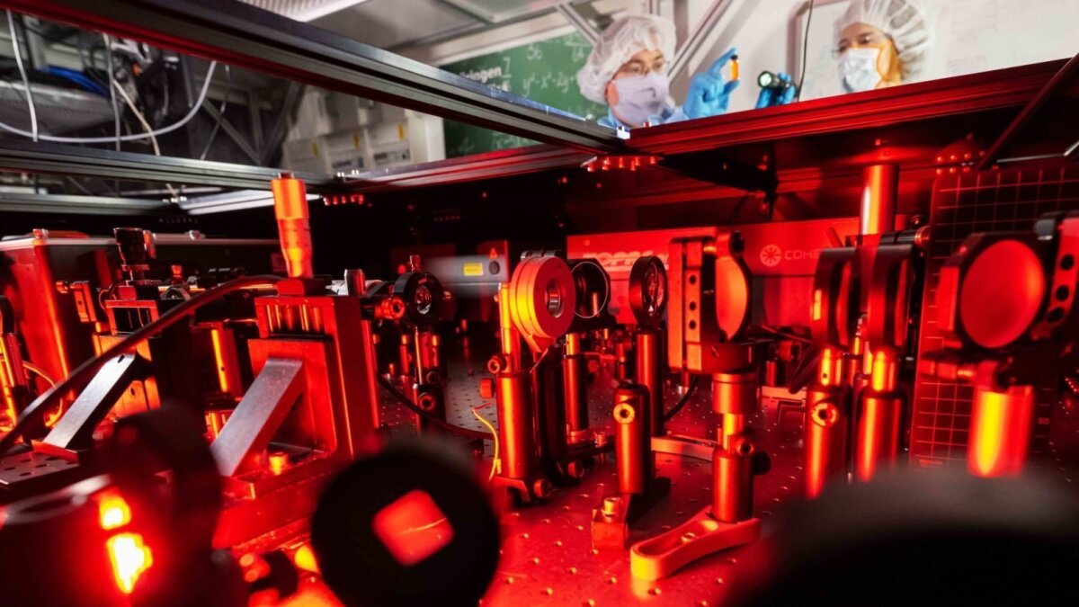 Stroboscopic imaging of ultrafast dynamics in nanomaterials